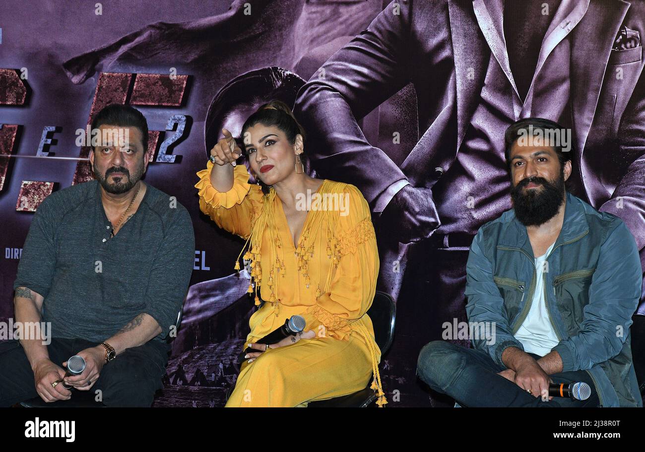Mumbai, India. 06th Apr, 2022. L-R Bollywood actor Sanjay Dutt, actress ...
