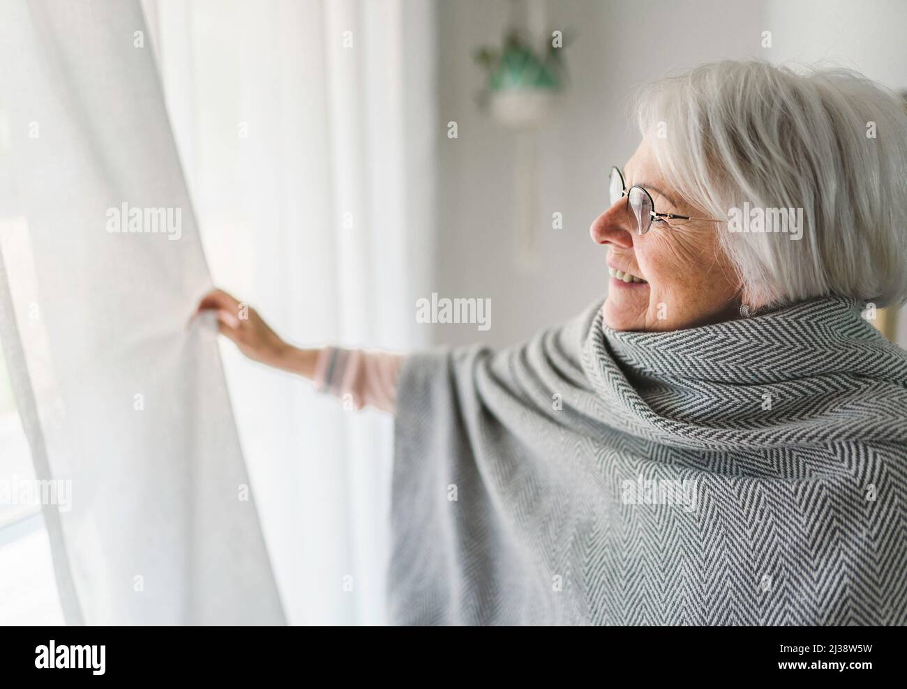 Old lady curtains hi-res stock photography and images - Alamy