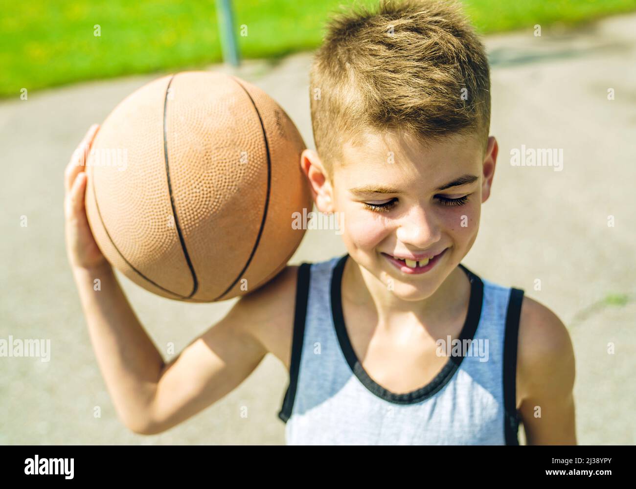 Kids playing basketball outdoors hi-res stock photography and images ...