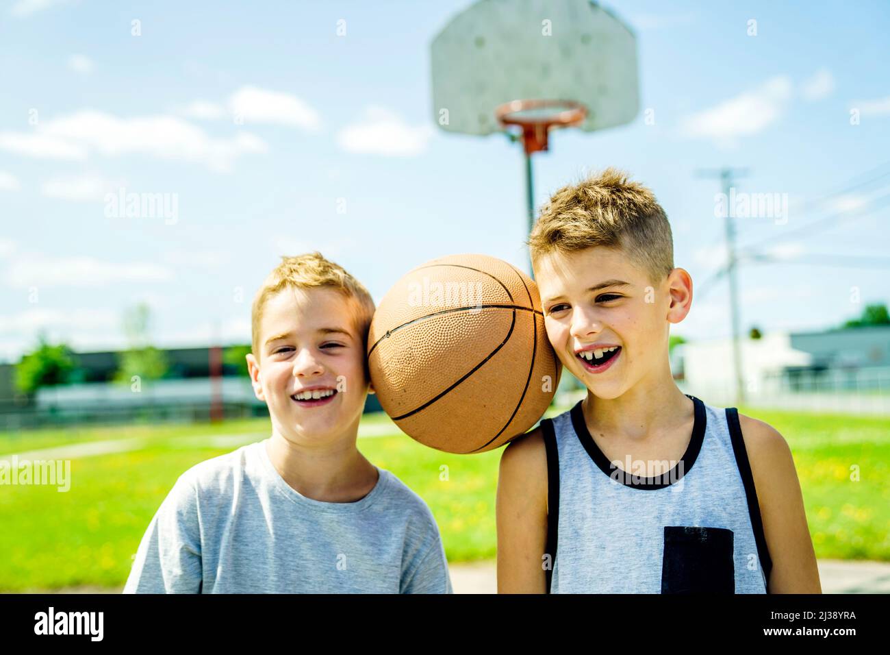 Kid boys basketball team hi-res stock photography and images - Alamy