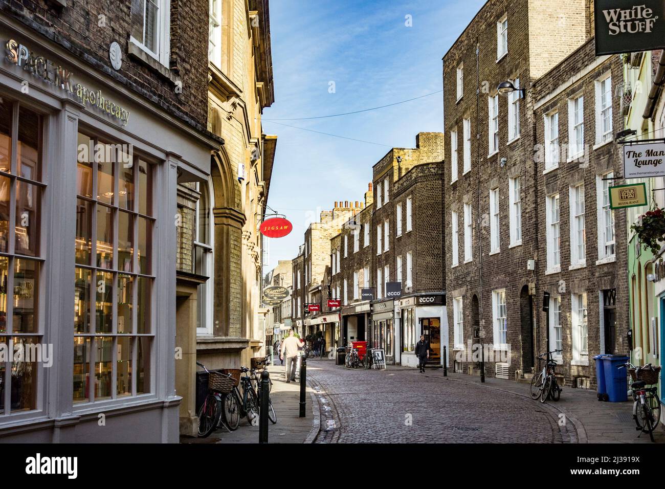 CAMBRIDGE, ENGLAND - MAR 13, 2017: typical street scene in the old part ...