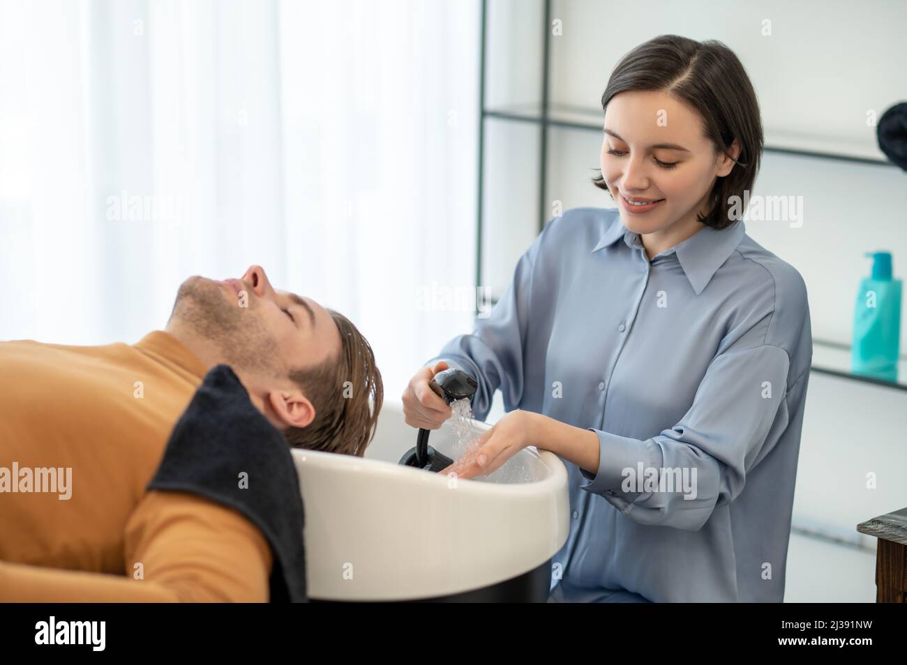 Female client hair salon basin hi-res stock photography and images - Alamy