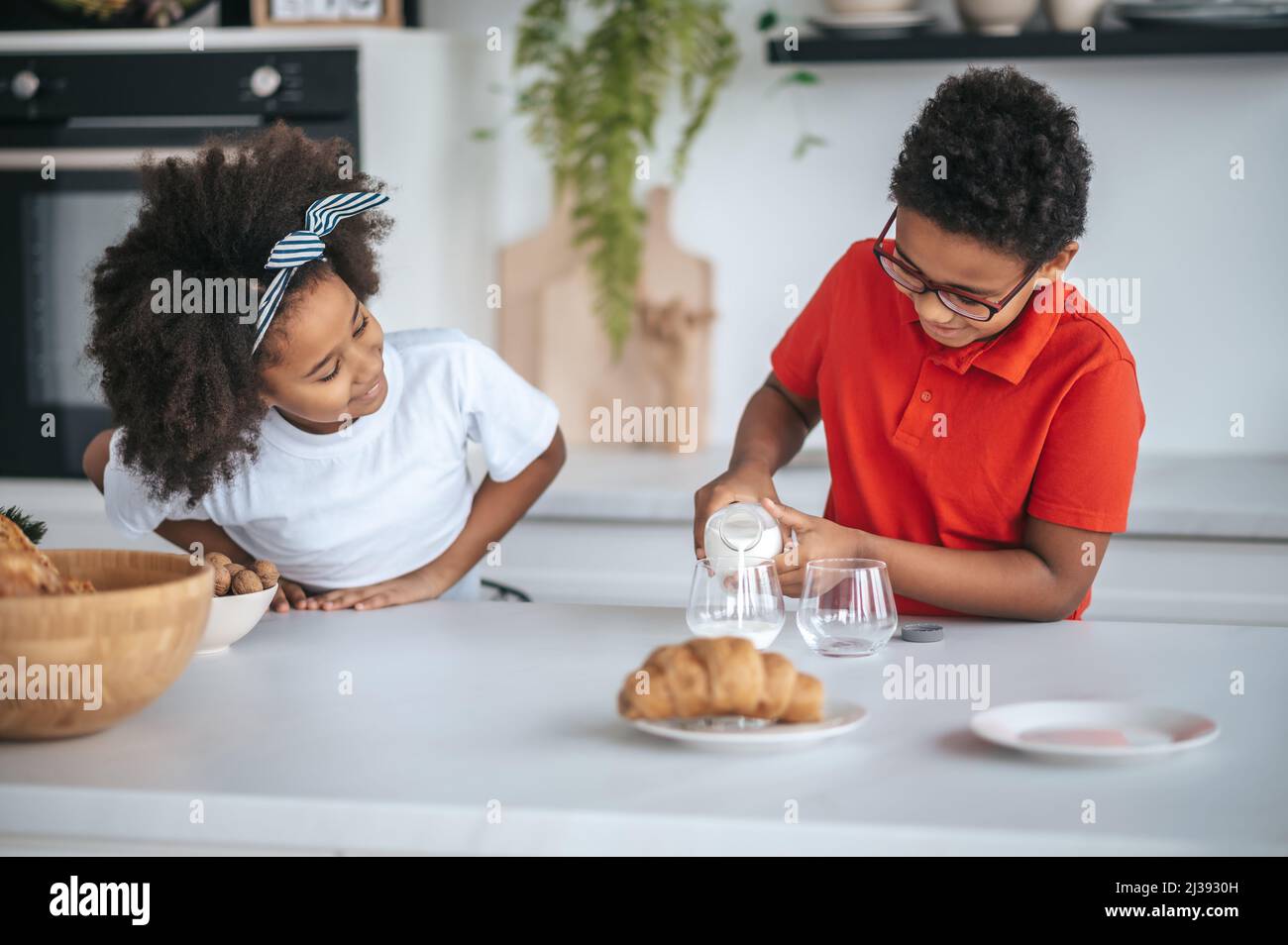 African american kids eating breakfast hi-res stock photography and ...