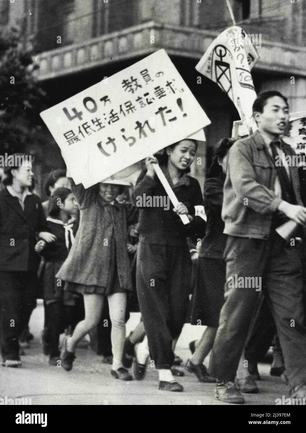 Japanese teachers on strike. Tokio schoolteachers parade in front of ...