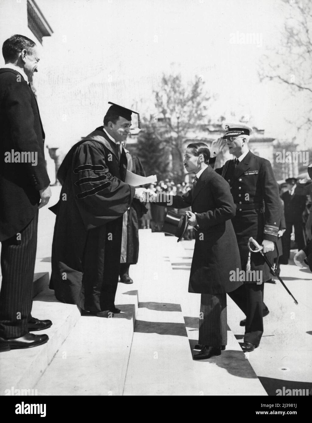 Pictures of the king of thailand hi-res stock photography and images ...