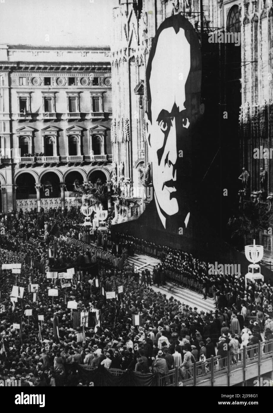 Ten-Ton Portrait Of Mussolini -- The huge portrait of the Duce on show ...