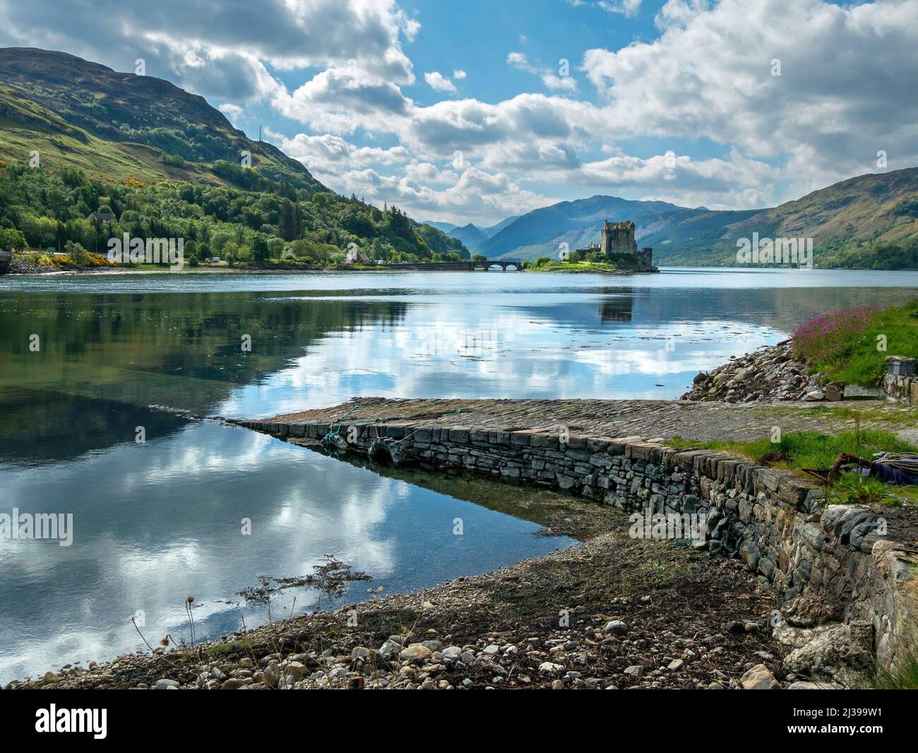 Scottish loch and castle hi-res stock photography and images - Alamy