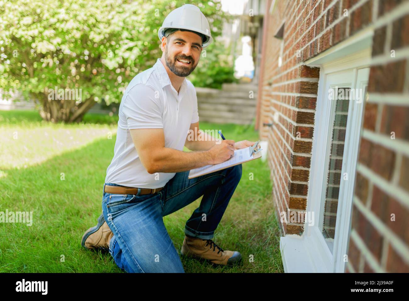 man with a white hard hat holding a clipboard, inspect house Stock ...