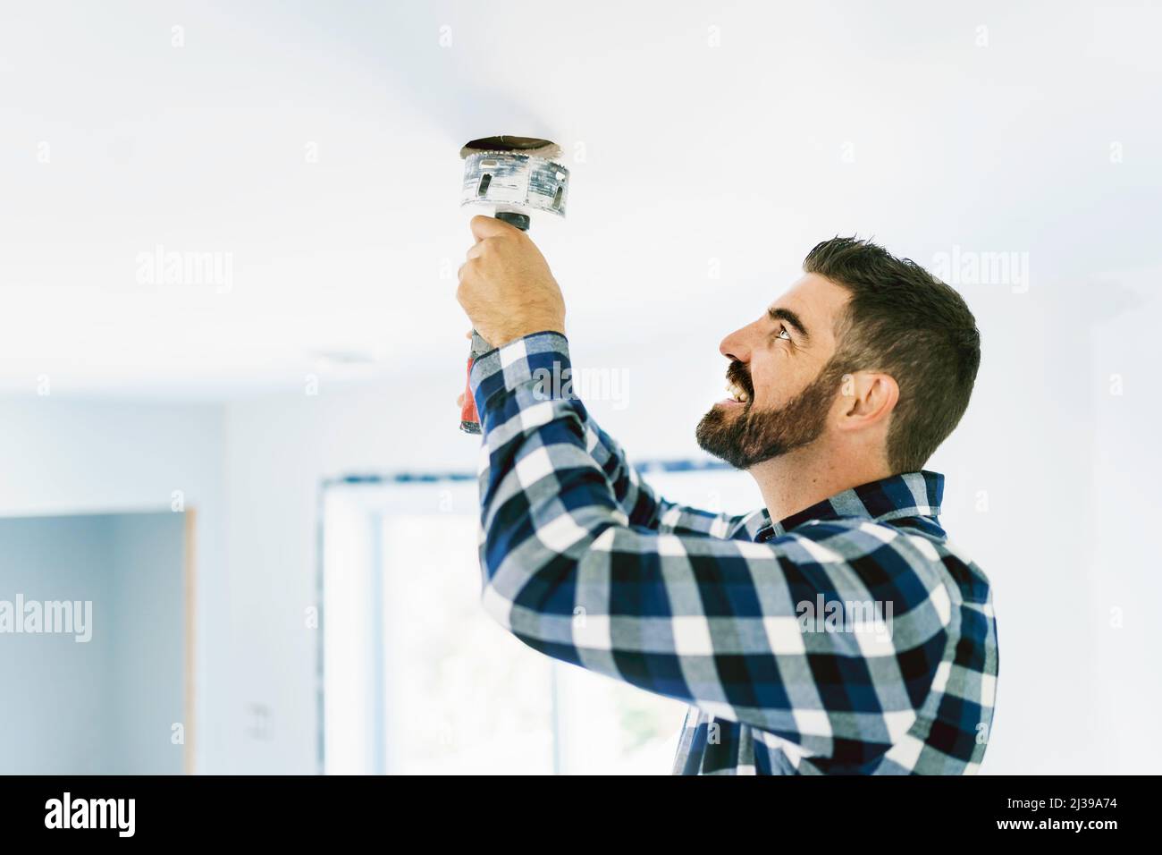 Portrait of an electrician happy worker at work install light Stock ...