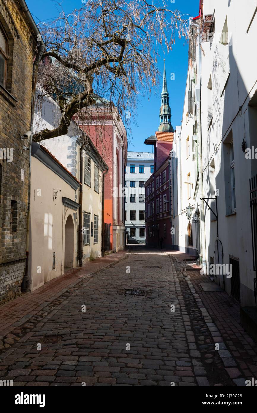 Old narrow street riga hi-res stock photography and images - Alamy
