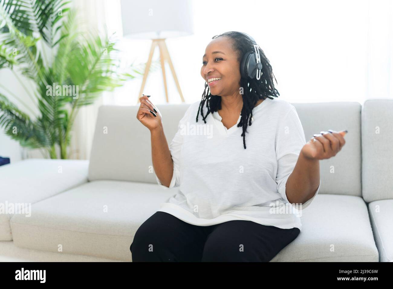 Sing and dance hi-res stock photography and images - Alamy