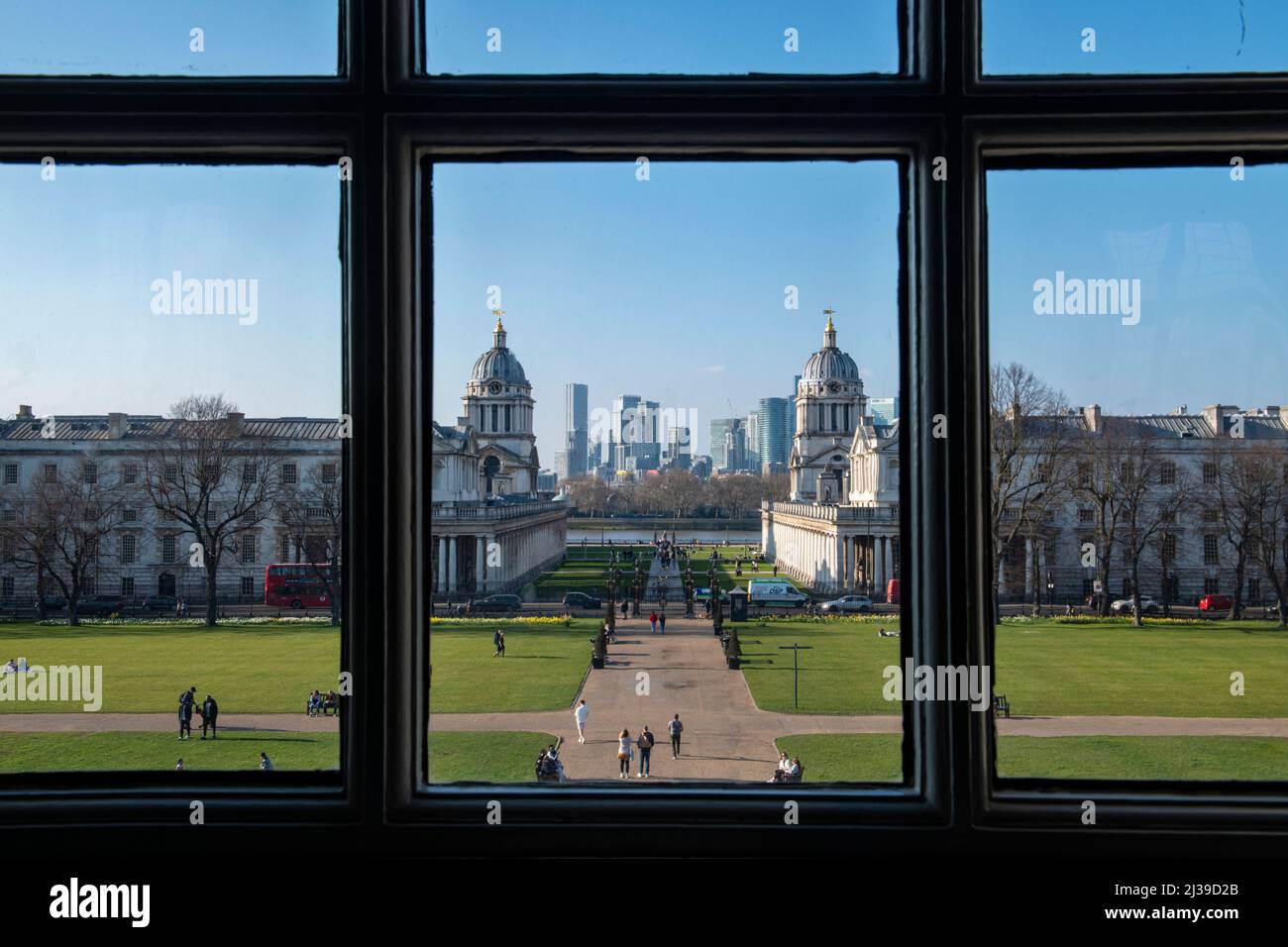 Queens house museum and canary wharf skyline hi-res stock photography ...