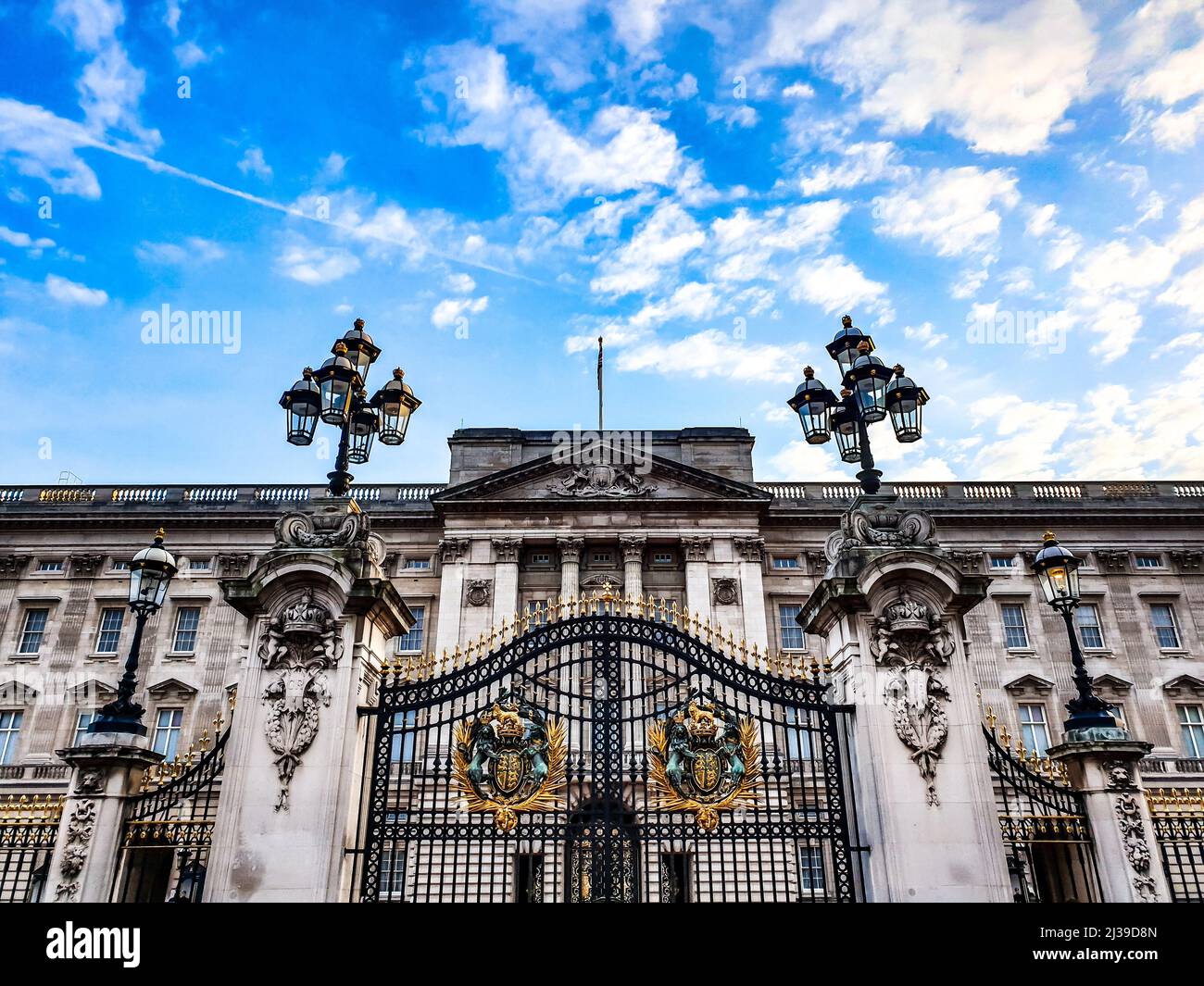 Exterior of buckingham palace hi-res stock photography and images - Alamy