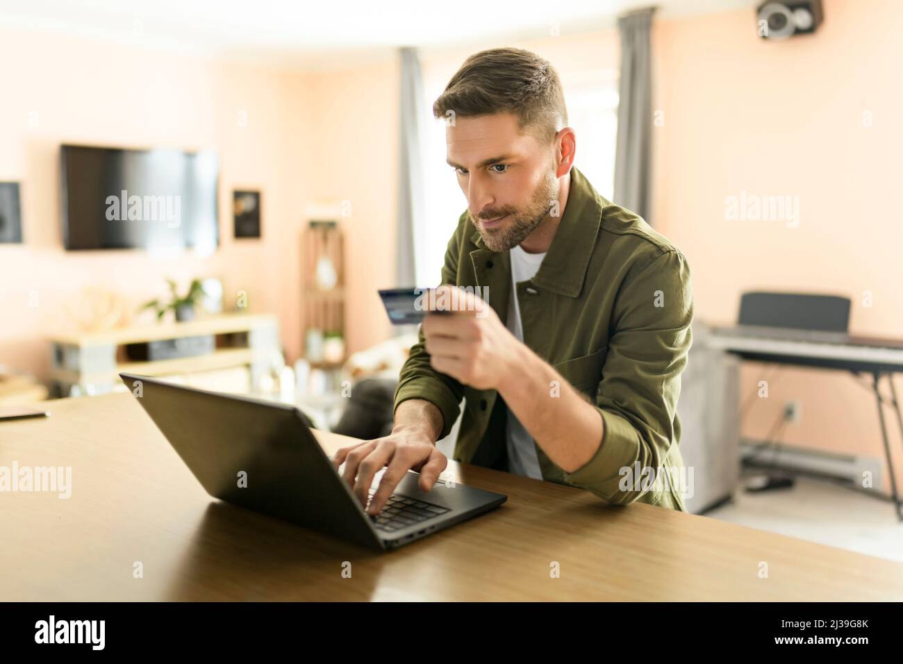 Contemporary man paying order hi-res stock photography and images - Alamy