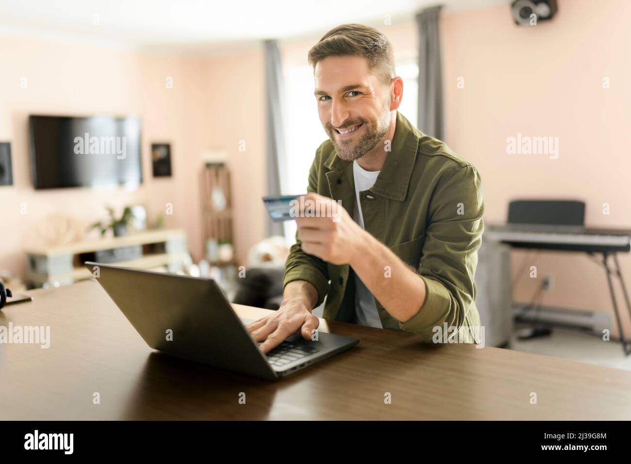 Contemporary man paying order hi-res stock photography and images - Alamy