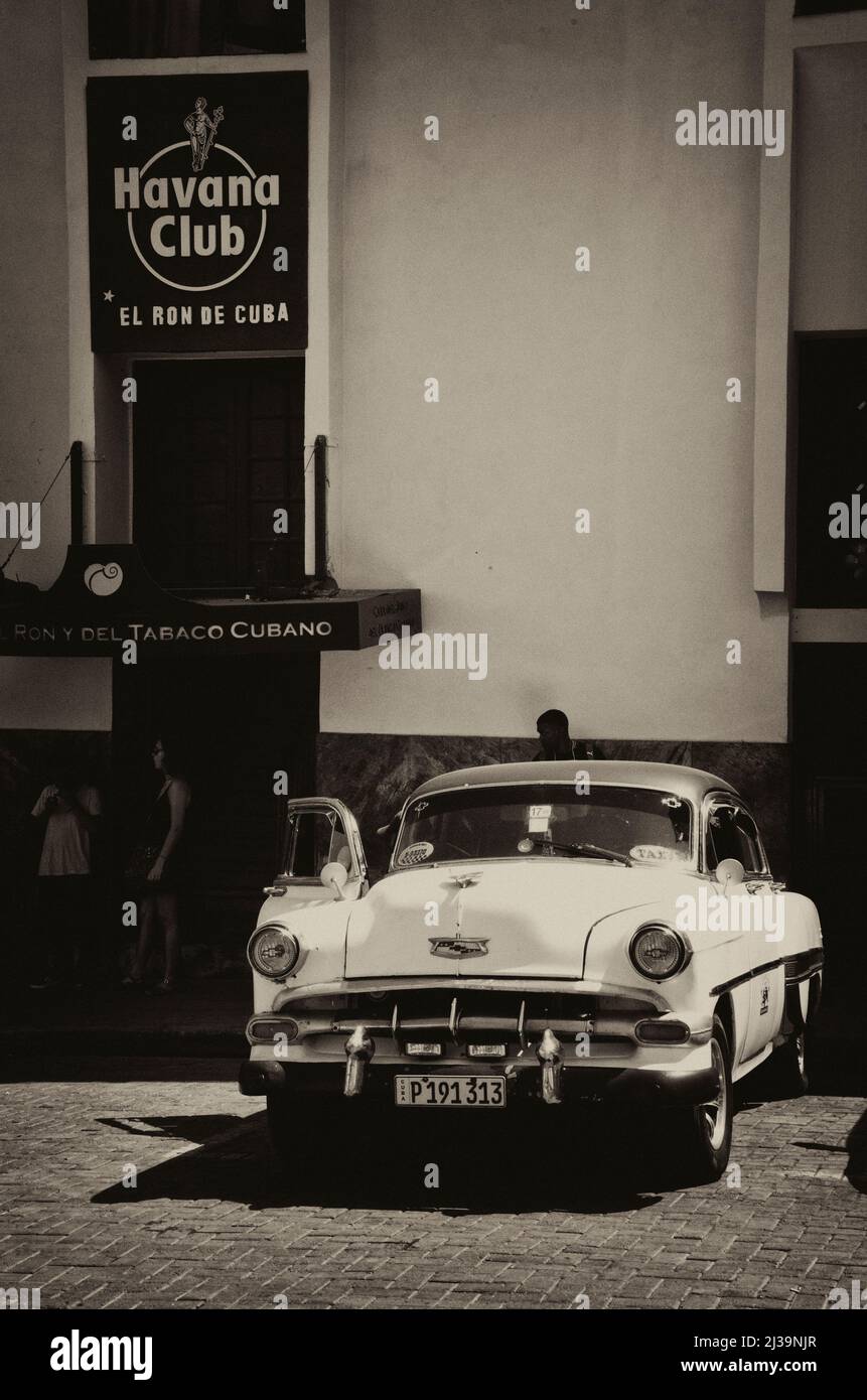 Taxis in havana hi-res stock photography and images - Alamy