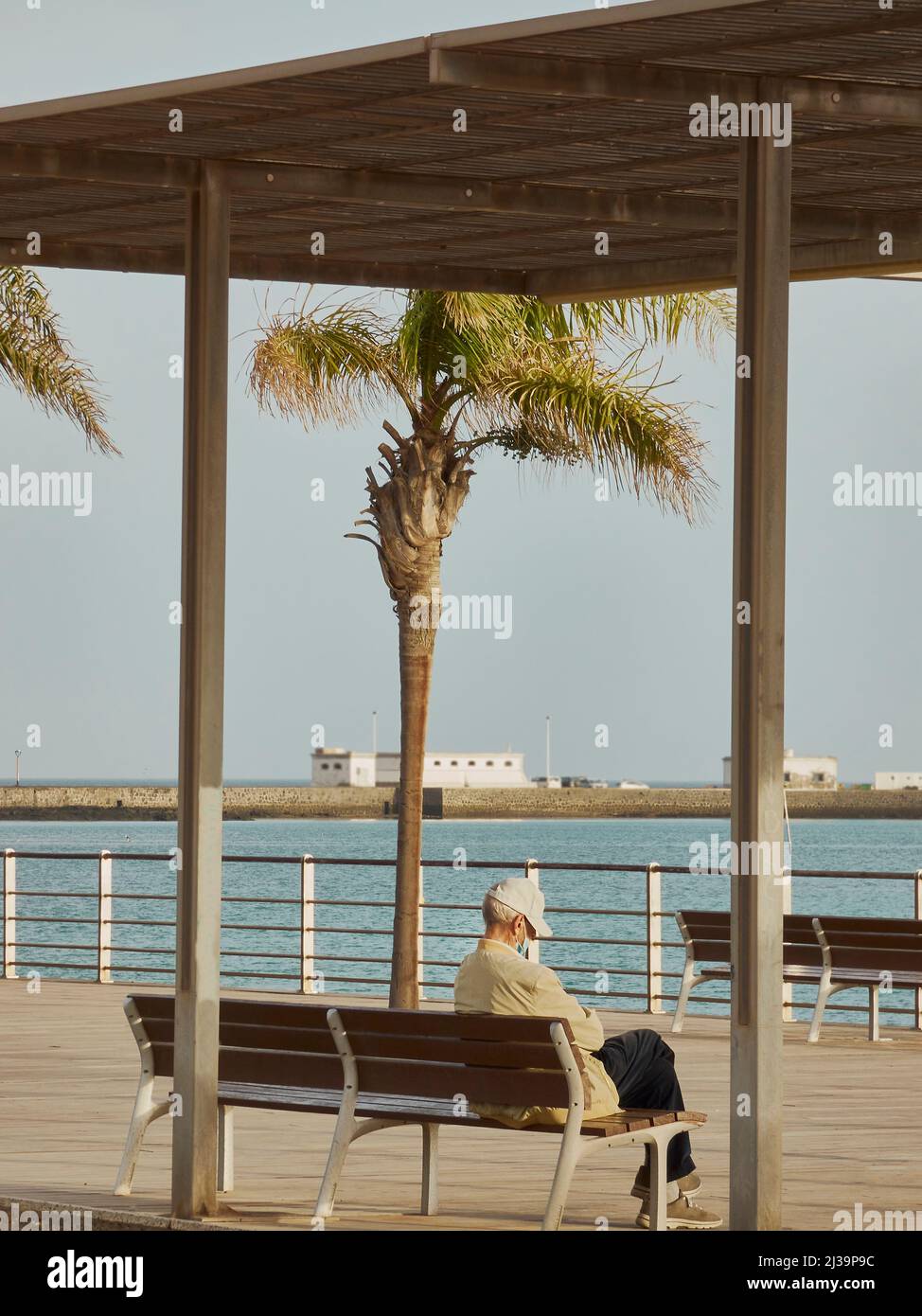 Silhouette man facing sea hi-res stock photography and images - Alamy