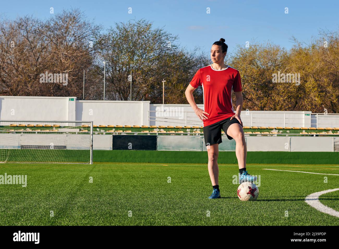 Football action poses hi-res stock photography and images - Alamy