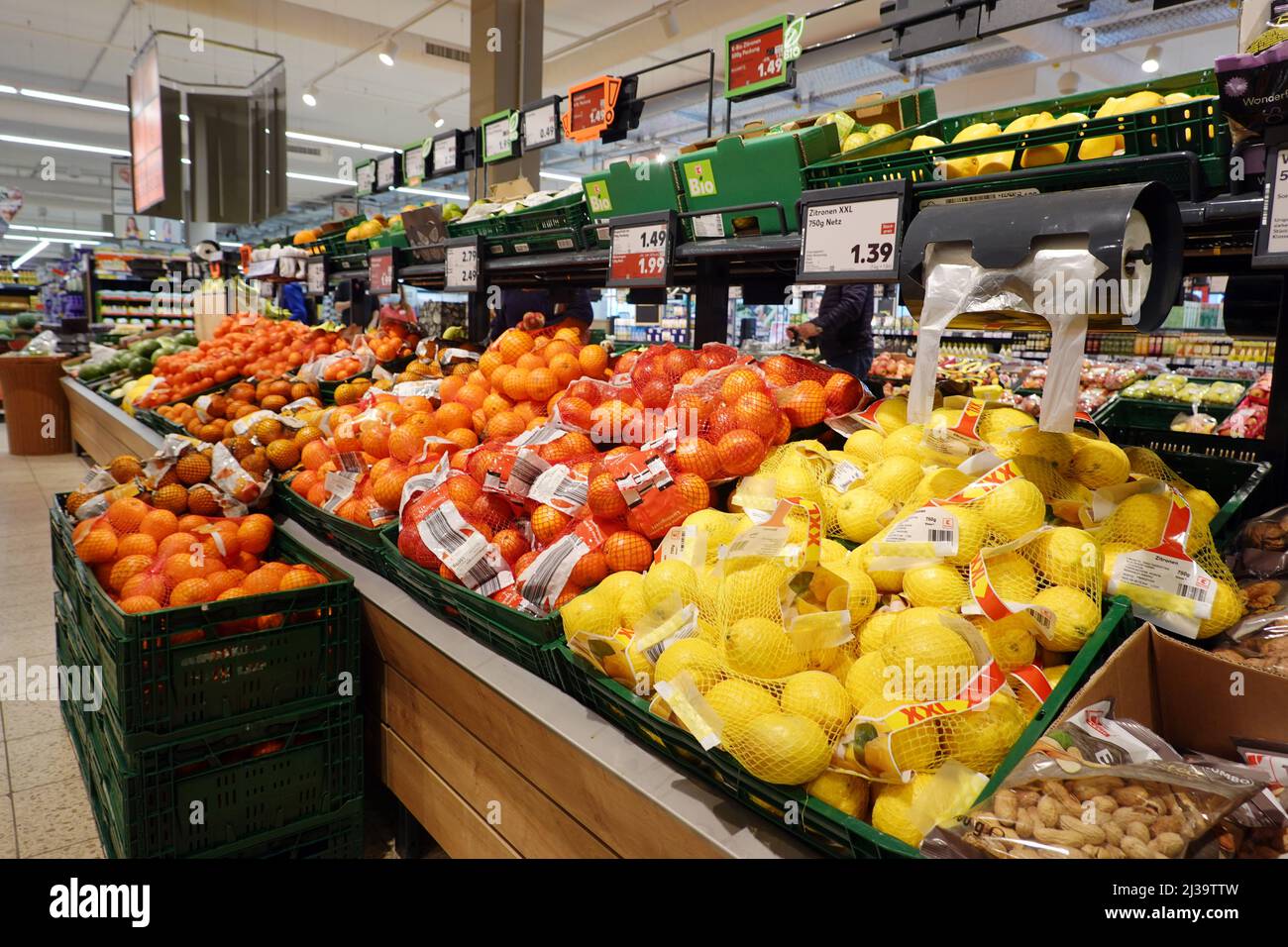 grosse Auswahl an einem Obst-und Gemüsestand in einem Supermarkt Stock ...