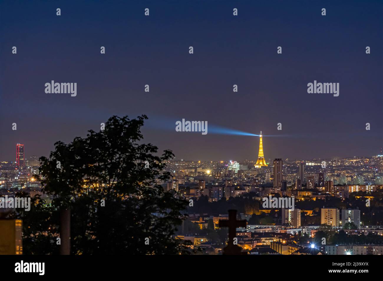 Paris rooftops silhouette hi-res stock photography and images - Alamy