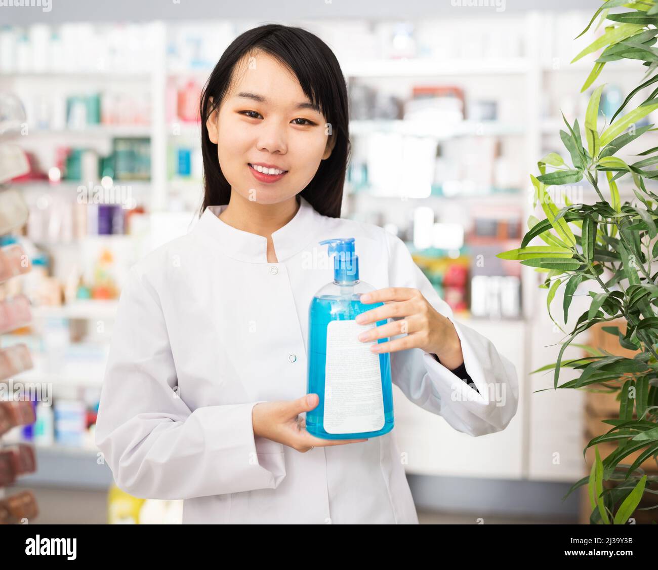 Chinese female pharmacist demonstrating medicines Stock Photo - Alamy