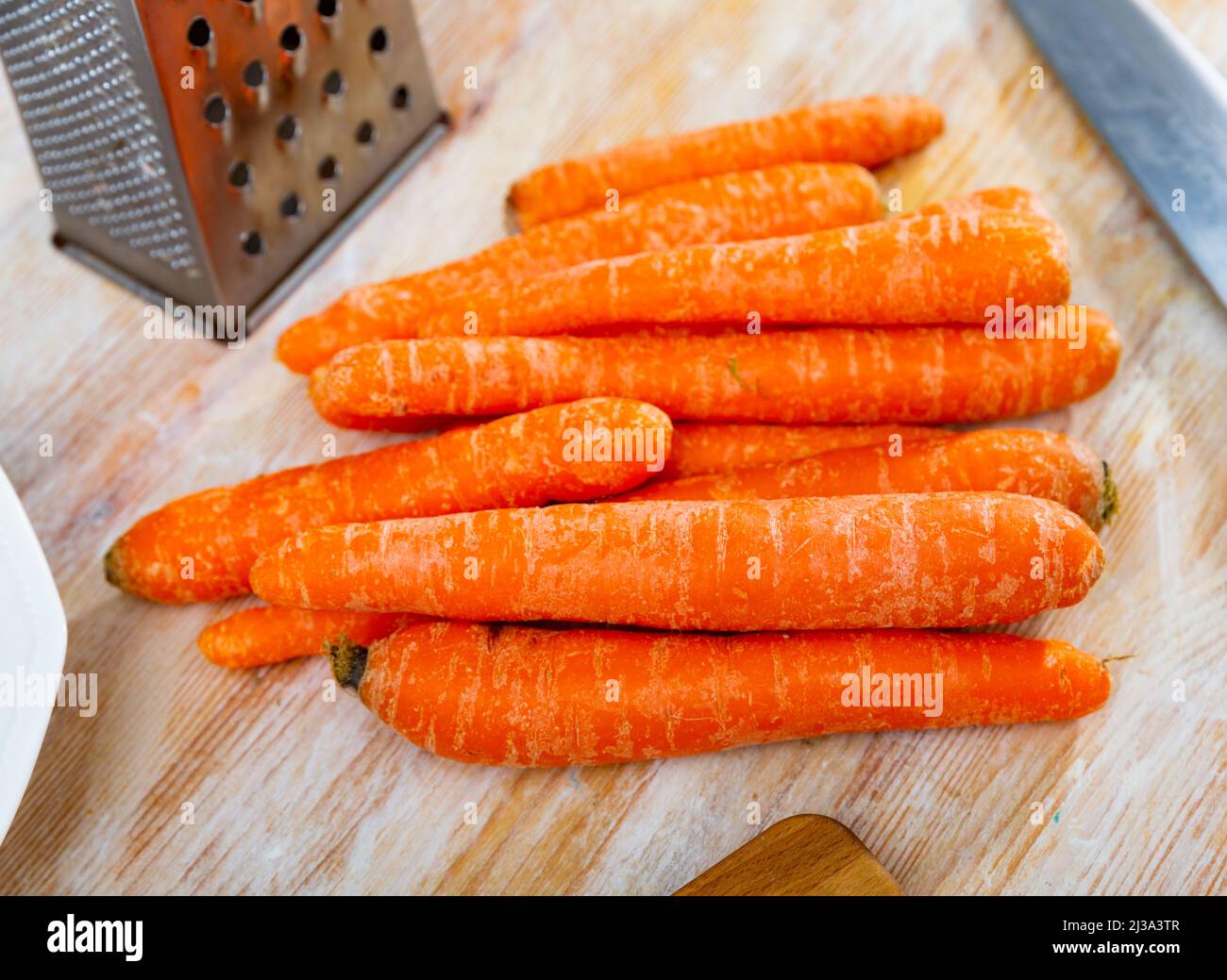 Fresh uncooked washed carrots Stock Photo - Alamy