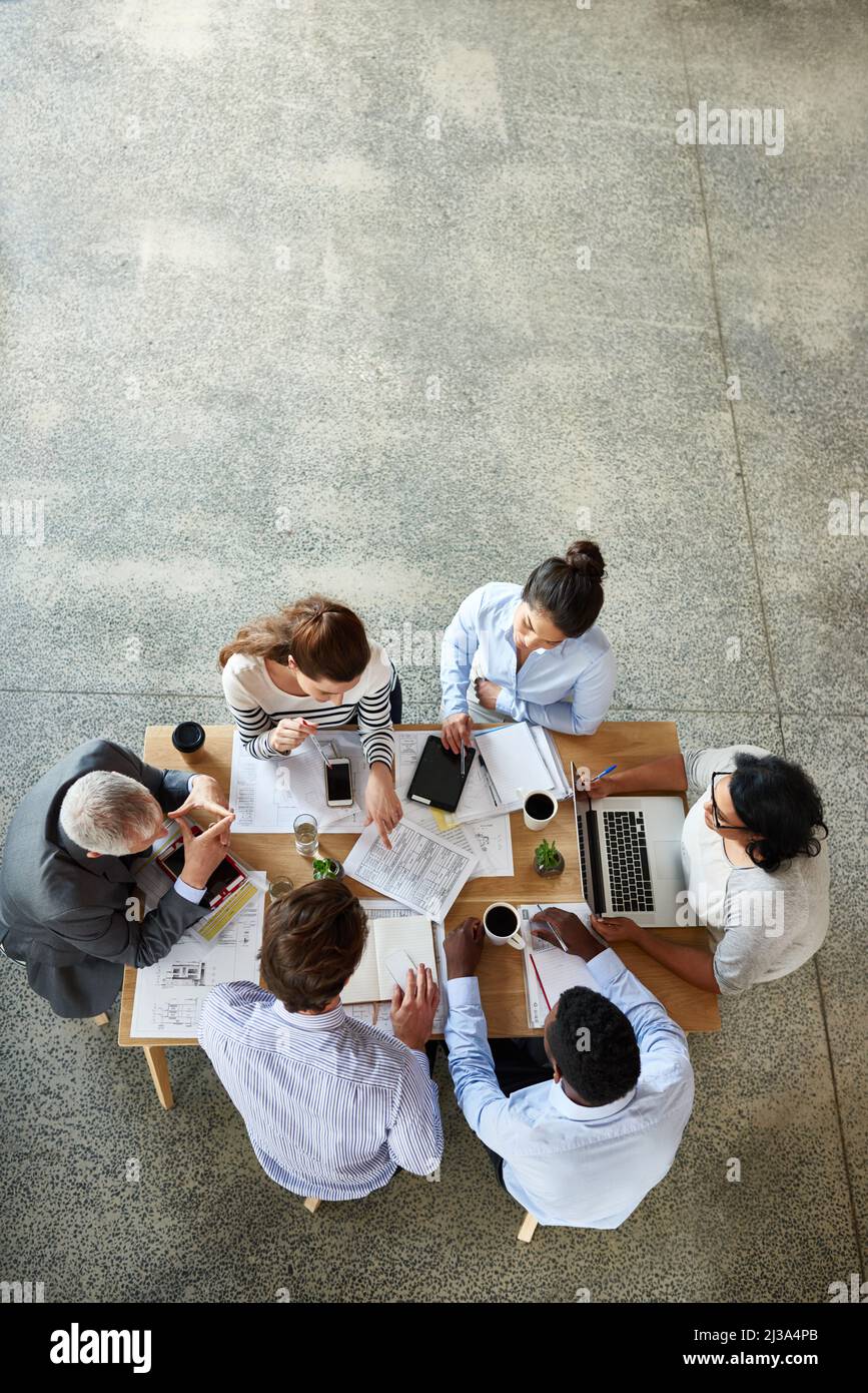 People around table meeting circle hi-res stock photography and images ...