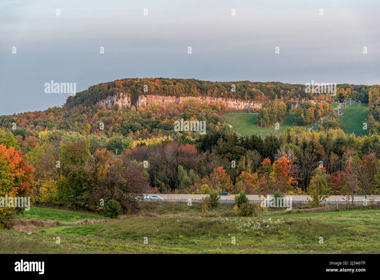 Niagara escarpment cliff limestone hi-res stock photography and images ...
