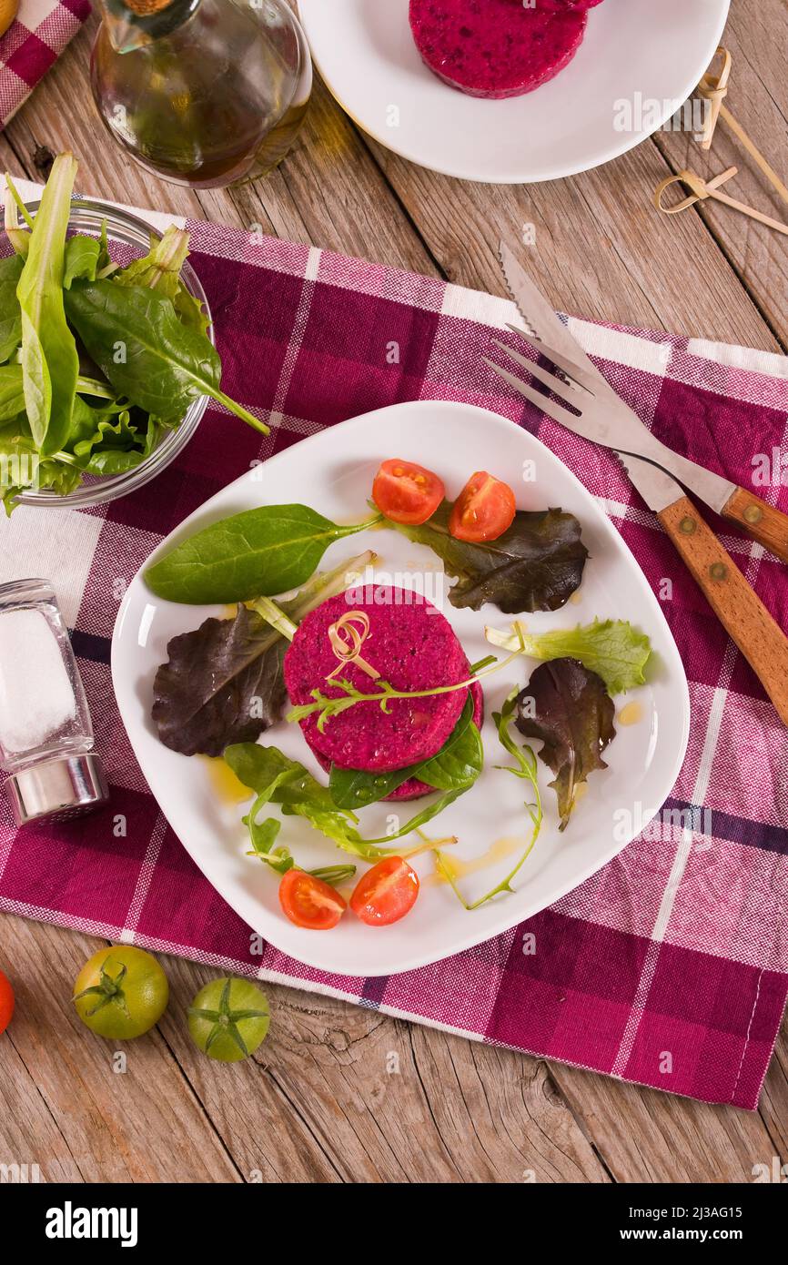 Beetroot veggie burger Stock Photo - Alamy