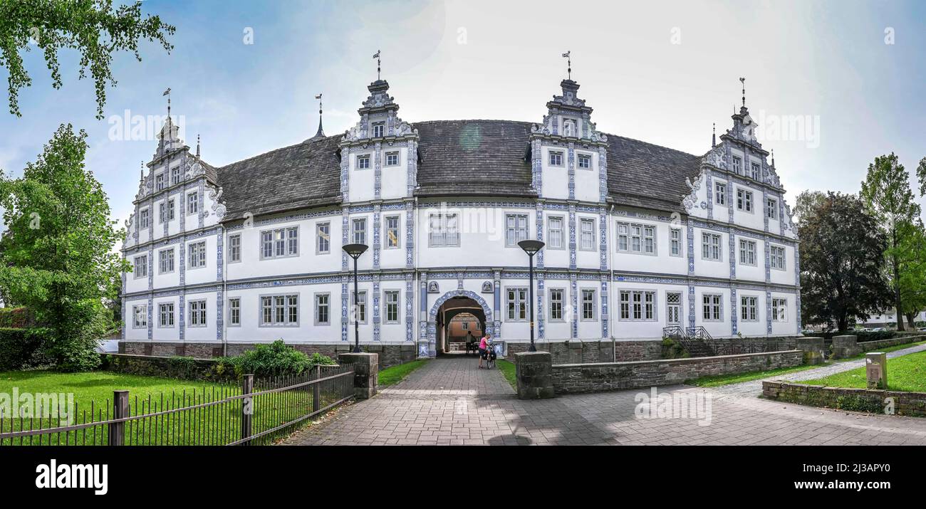 Main entrance of the renaissance castle hi-res stock photography and ...