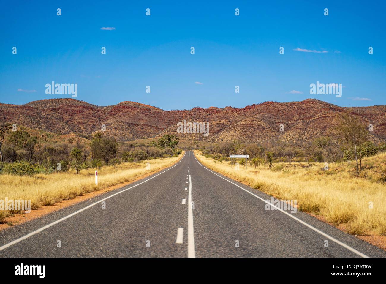Outback road running towards mountain Stock Photo - Alamy