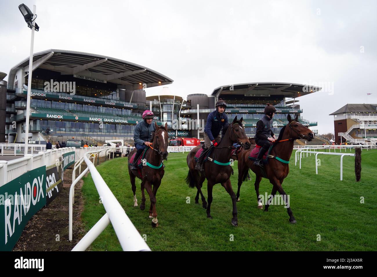 2022 aintree grand national horses hi-res stock photography and images ...