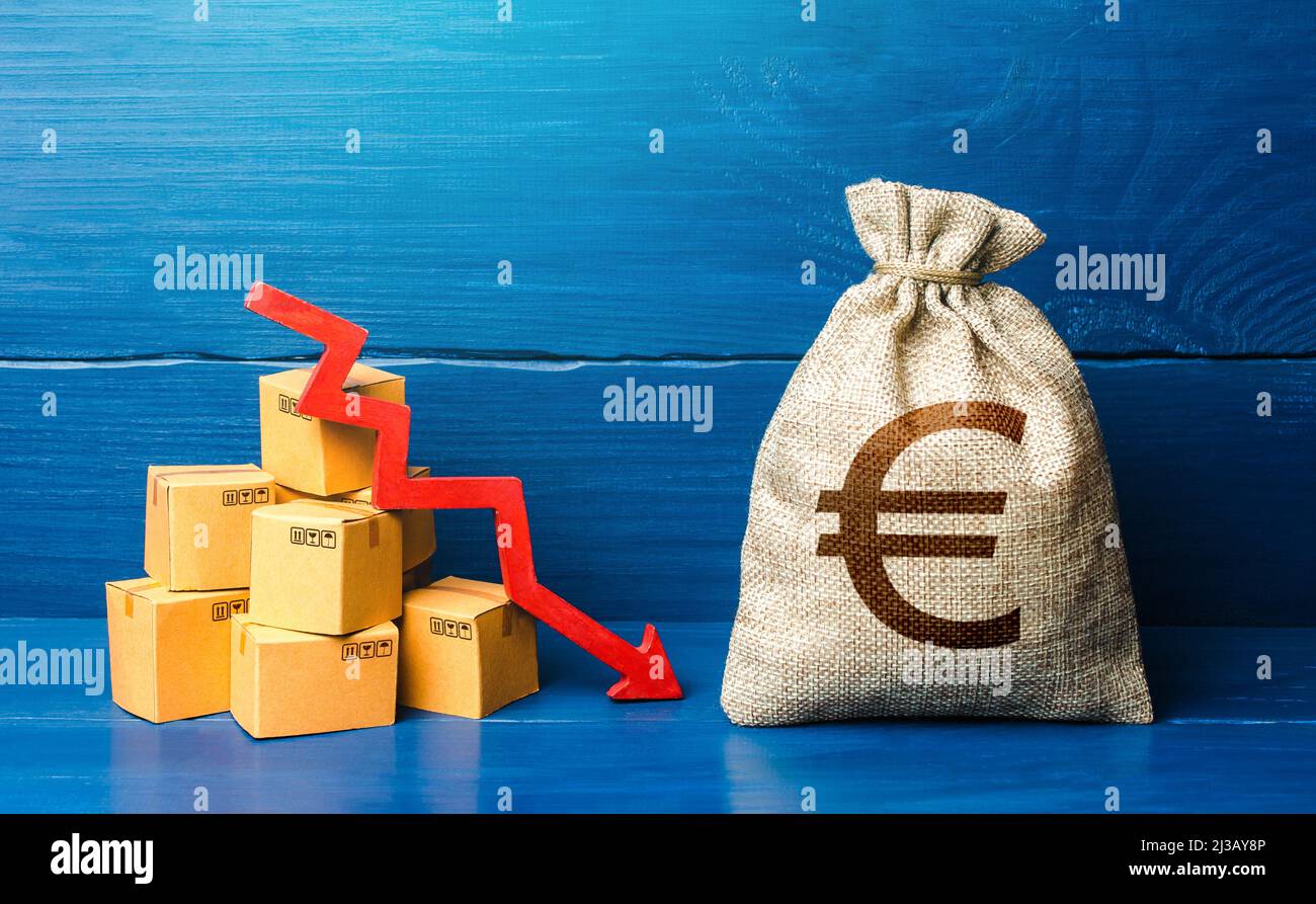 Sales decrease chart hi-res stock photography and images - Alamy