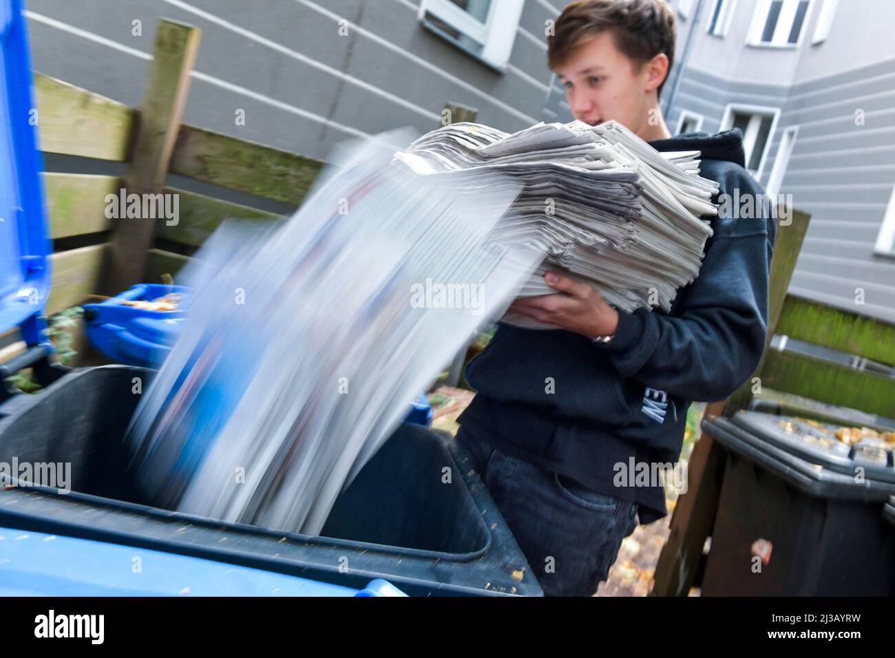 Waste paper bin hi-res stock photography and images - Alamy