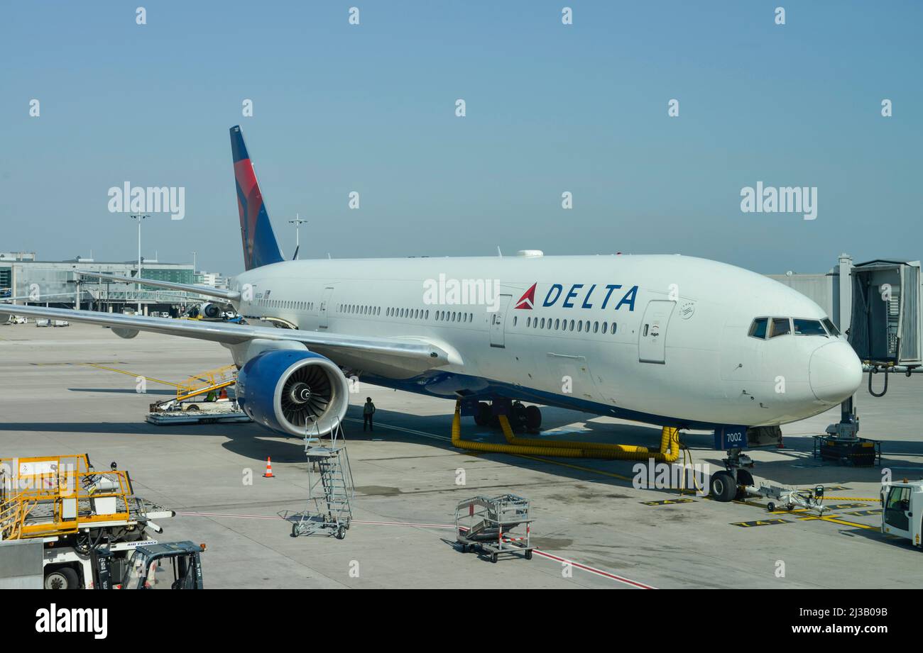 Plane Delta, Charles de Gaulle Airport, Paris, France Stock Photo - Alamy