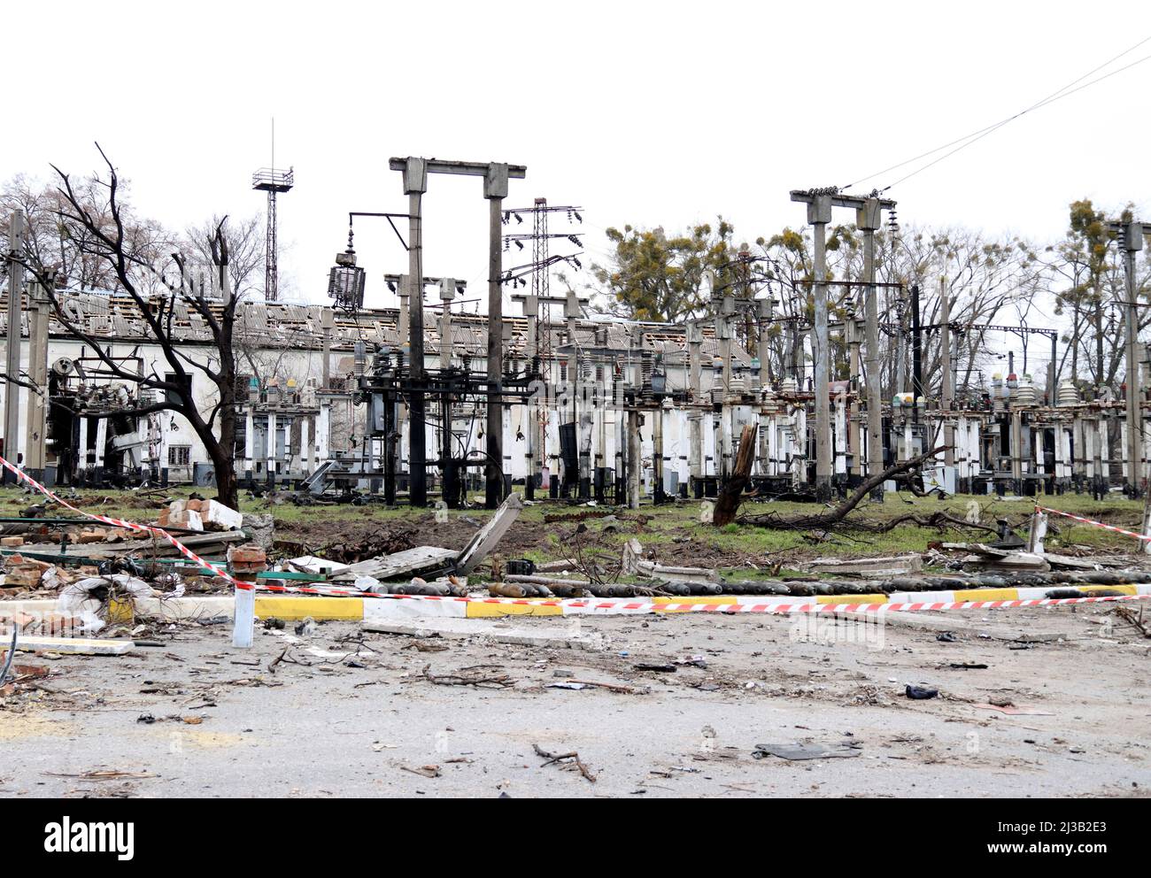 Non Exclusive: BUCHA, UKRAINE - APRIL 5, 2022 - Debris covers the ...