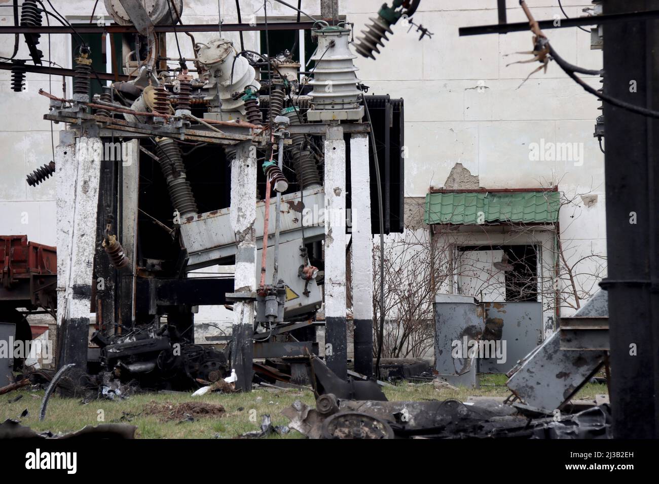 Non Exclusive: BUCHA, UKRAINE - APRIL 5, 2022 - A destroyed electrical ...