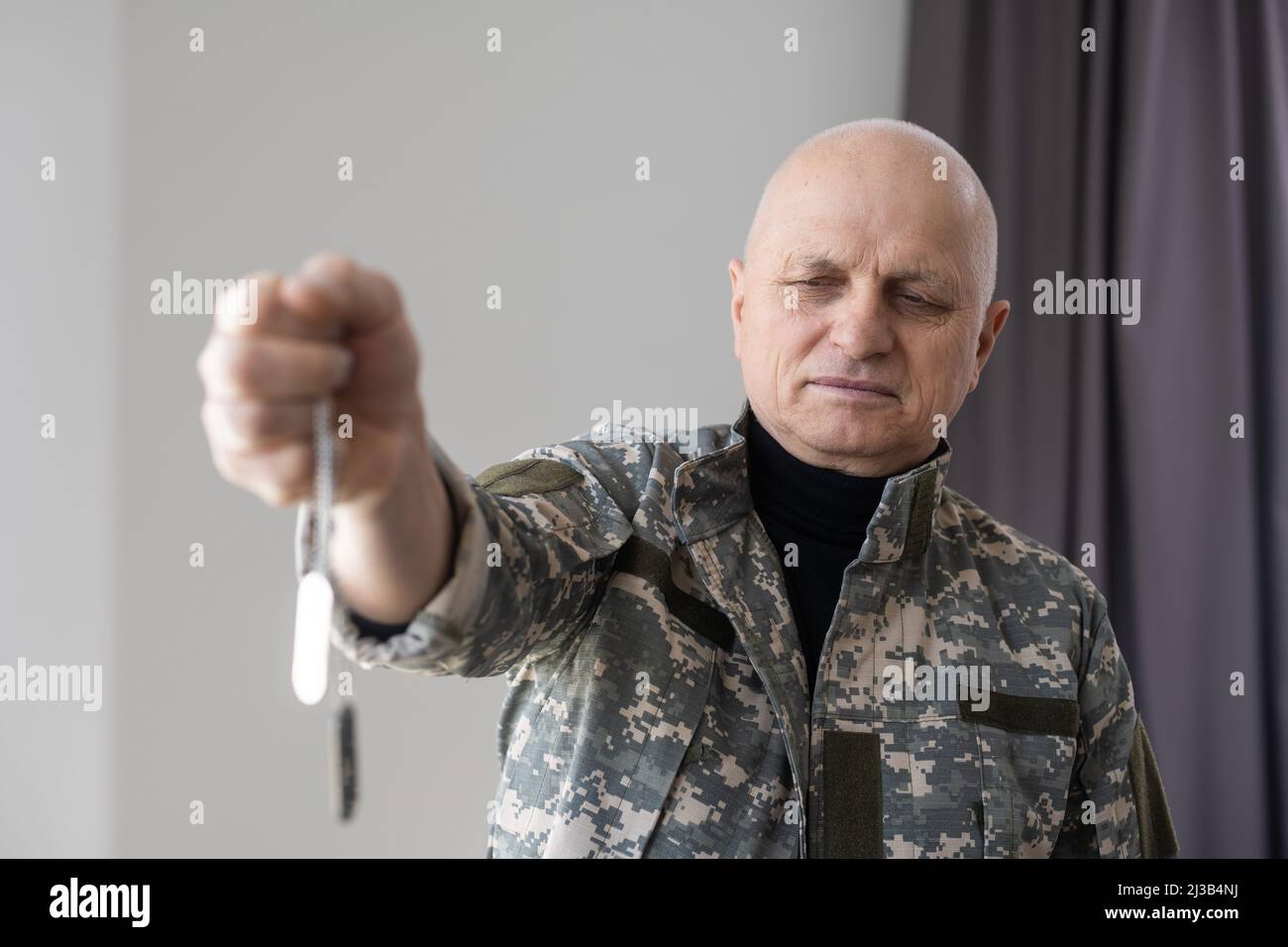 Veteran soldier in military uniform Stock Photo - Alamy