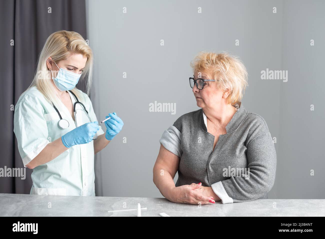 Nurse doing injection senior woman hi-res stock photography and images ...