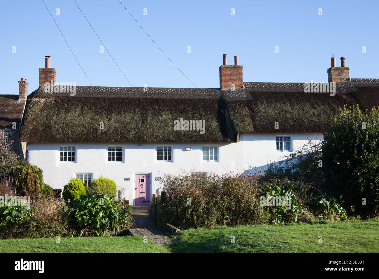 Cute thatched cottage hi-res stock photography and images - Alamy