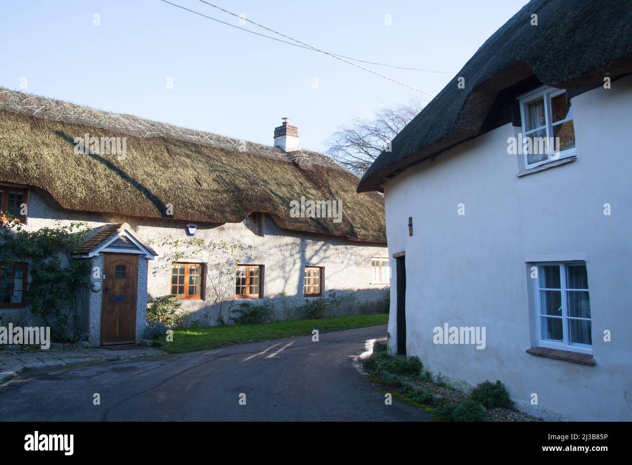 Cute thatched cottage hi-res stock photography and images - Alamy