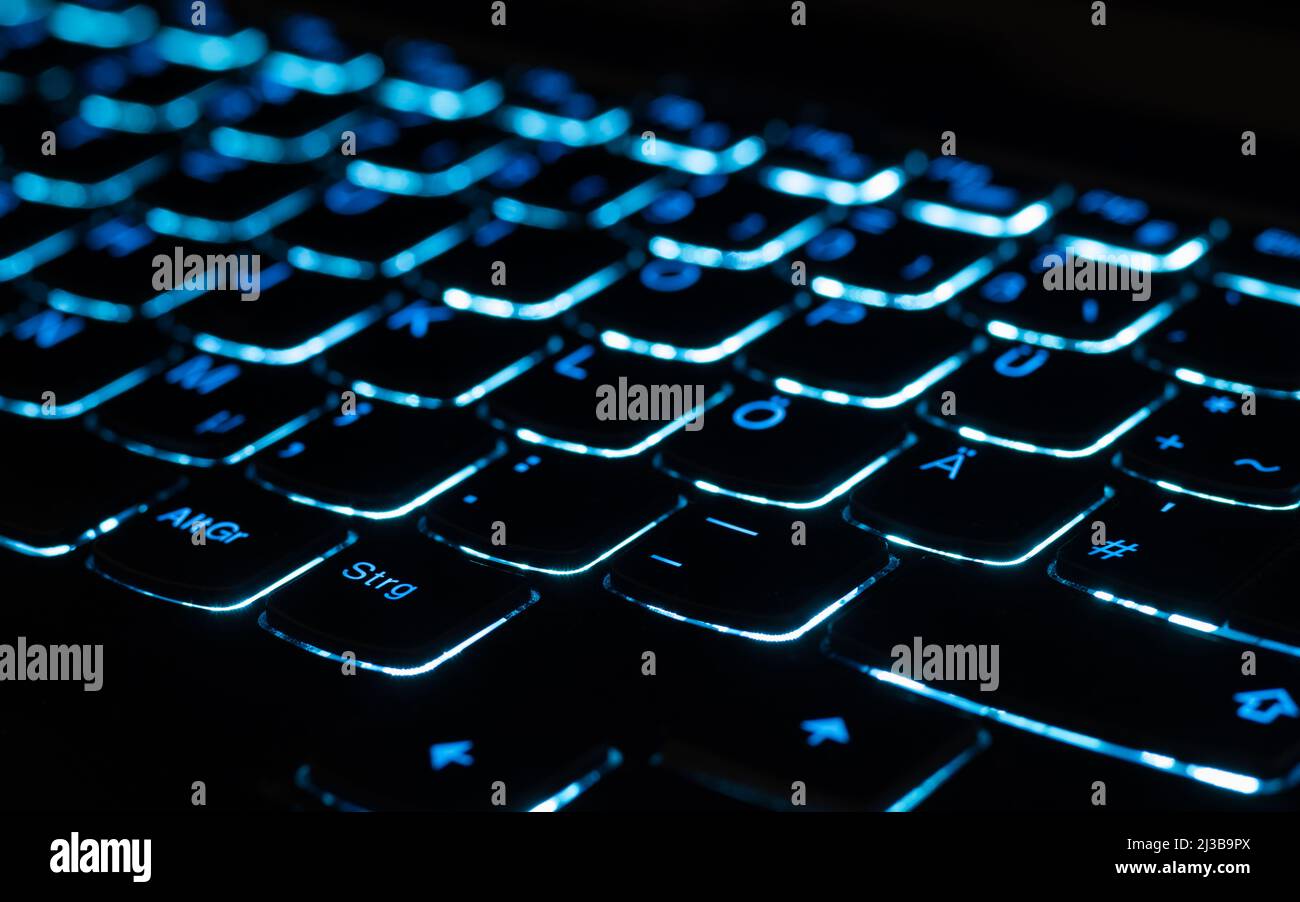 Laptop Tastatur beleuchtet - keyboard blue illuminated Stock Photo - Alamy