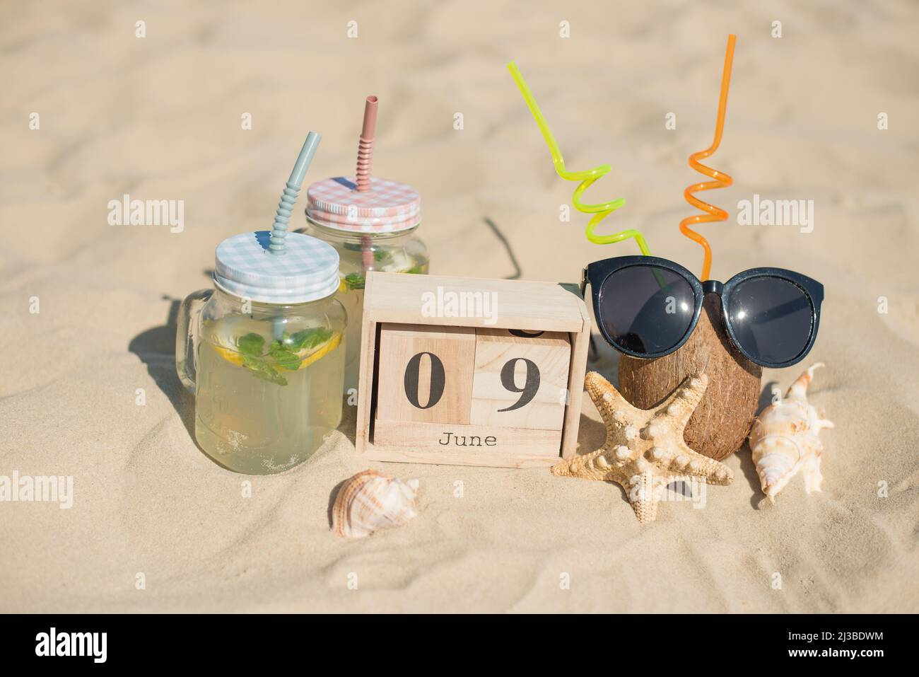 Four Mojito with a calendar from June 9, on the beach with seashells ...