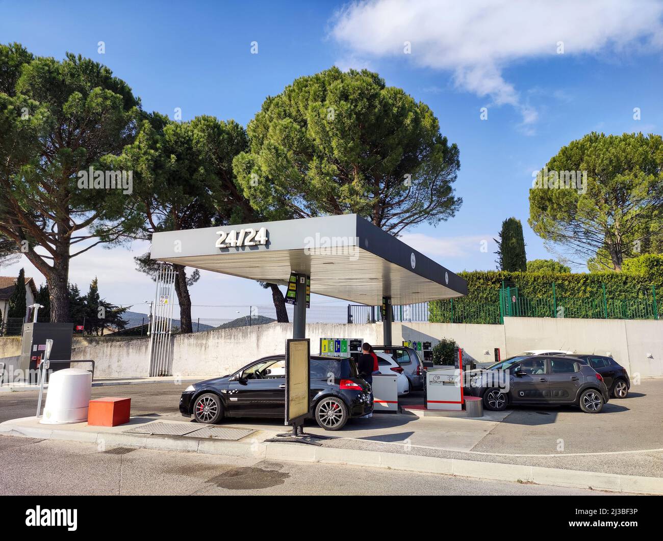 view of several cars refueling at a gas station Stock Photo - Alamy
