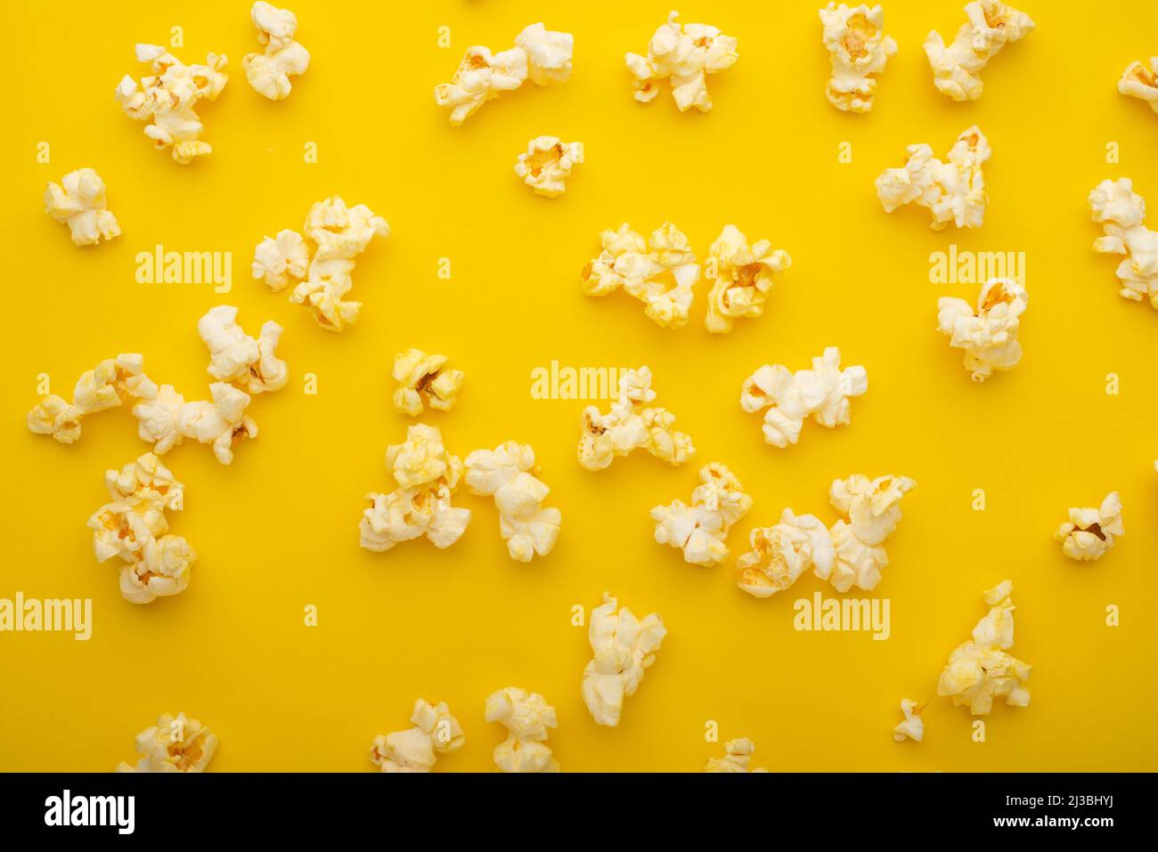 Top view family eating popcorn hi-res stock photography and images - Alamy