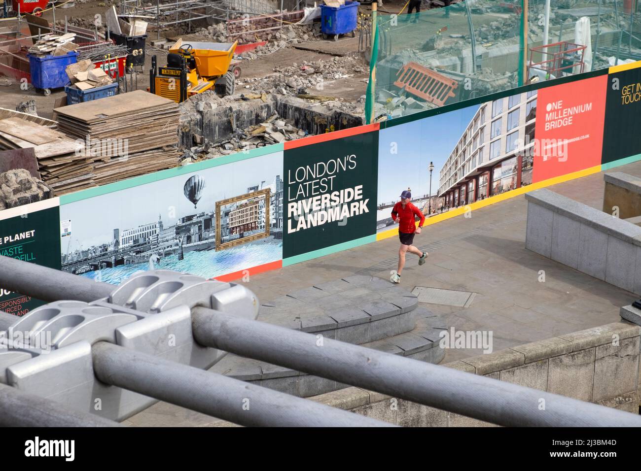 Londons latest riverside landmark hi-res stock photography and images ...