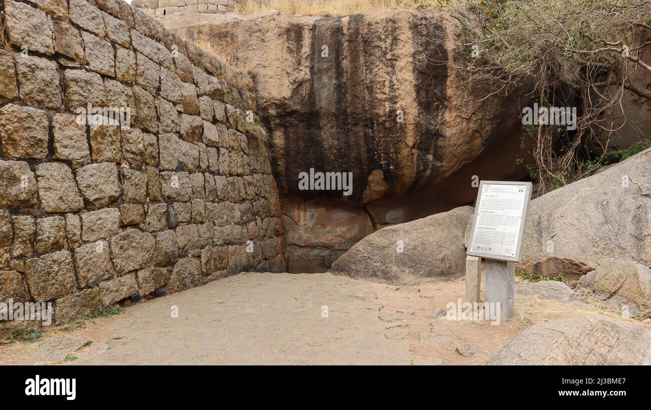 View of Onake Obavvuna Kindi and tourist going in the cave, Elesuttina ...