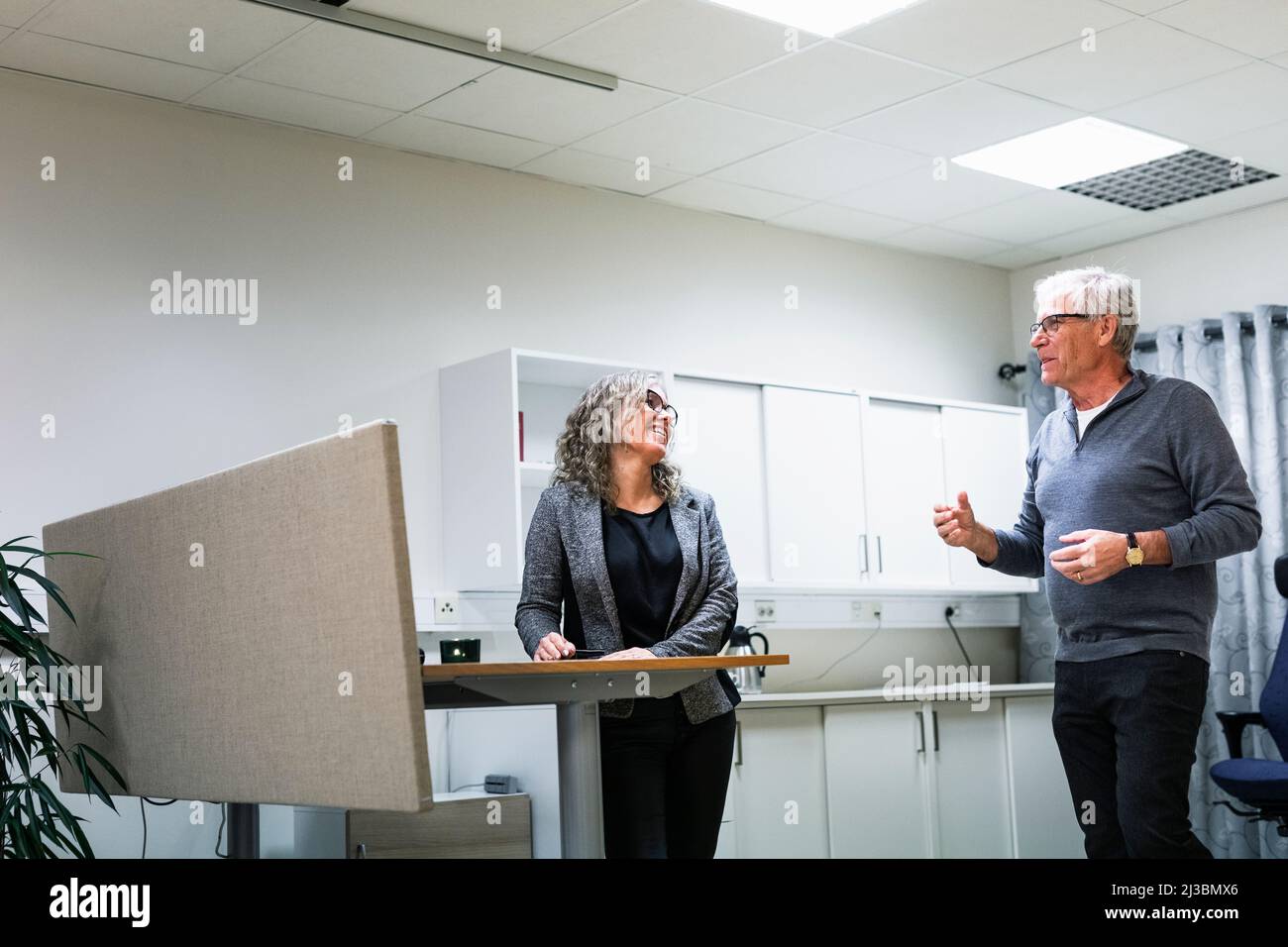 Colleagues in office kitchen hi-res stock photography and images - Alamy