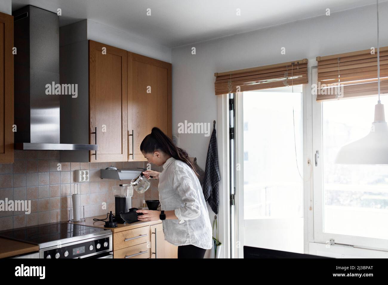Kitchen women home hi-res stock photography and images - Alamy