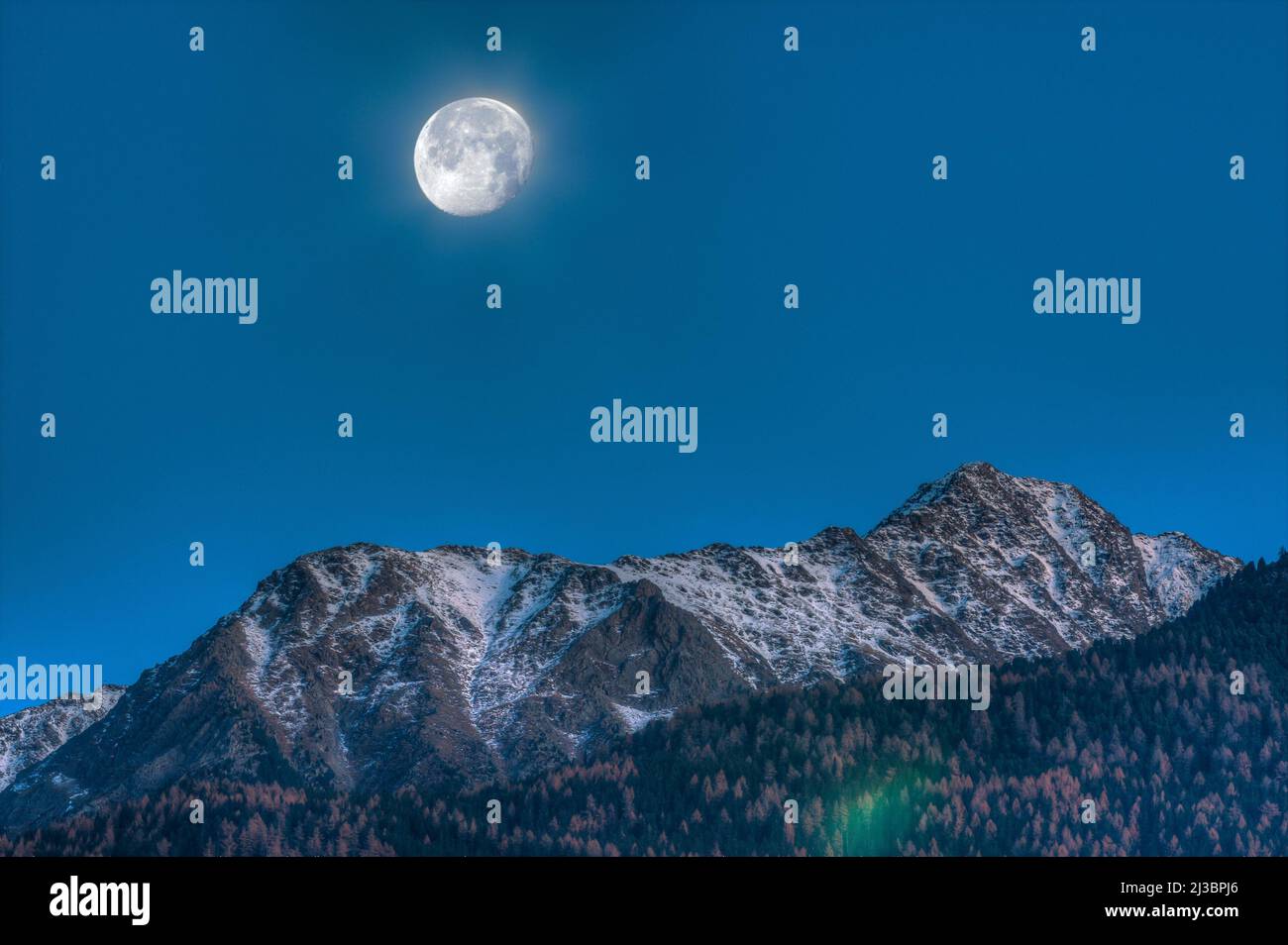 The light of the moon bathes the Tyrolean mountains in a surreal beauty ...